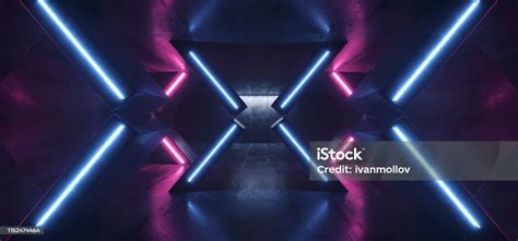 공상 과학 소설 네온 불빛 보라색 파란 열 X 모양 어두운 콘크리트 그런 지 룸 홀 차고 터널 복도 클럽 무대 쇼케이스 댄스 가상 반사 3d 렌더링 0명에 대한 스톡 사진