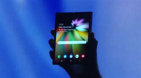サムスンの二つ折り画面スマホgalaxy F 仮 は約20万円で3月発売？新ジャンル「フォルダブル」は各社が投入 Engadget 日本版