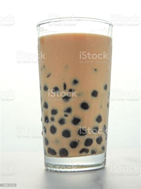 흰색 배경에 고립 된 진주 우유 차 의 유리 컵 진주 우유 차는 대만에서 가장 대표적인 음료입니다 대만 음식 복사 공간을 가지고 있습니다 0명에 대한 스톡 사진 및 기타