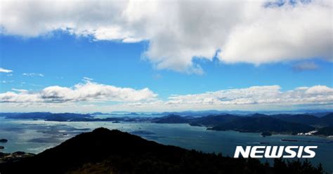 구름 사이로 드러난 파란하늘