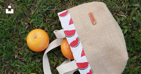 잔디에 오렌지 두 개와 가방 사진 Unsplash의 무료 황 마 이미지