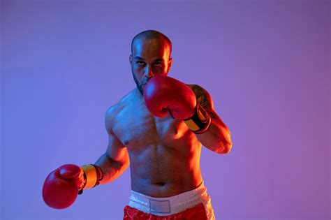 빨간 장갑 훈련을 받은 한 프로 복서 네온 빛에서 보라색 배경을 통해 운동 25 29세에 대한 스톡 사진 및 기타 이미지 25 29세 개념 광고 Istock