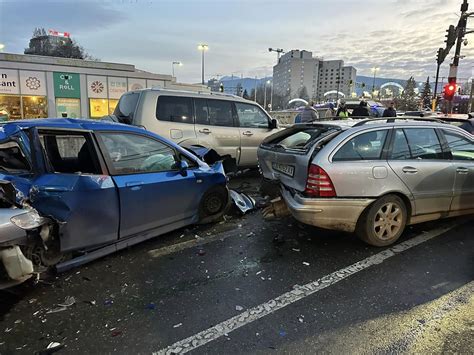 Тежка верижна катастрофа в София преди Моста на влюбените с девет автомобила