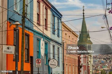 발파라이소 도시 풍경 칠레 발파라이소의 다채로운 집들 푸른 하늘을 배경으로 첨탑이 있는 오래된 집 0명에 대한 스톡 사진 및 기타 이미지 Istock