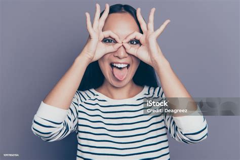 꽤 매력적인 갈색 머리에 손을 그녀 잡고 그녀 눈 혀 입 절연 회색 배경에 흰색 스웨터에 유치 Sticked 근처 모양 그림 양식 사양의 초상화를 닫습니다 갈색 머리에 대한