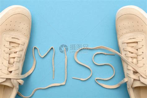新的女运动鞋有短文本的丝带平放高清图片下载 正版图片506050393 摄图网
