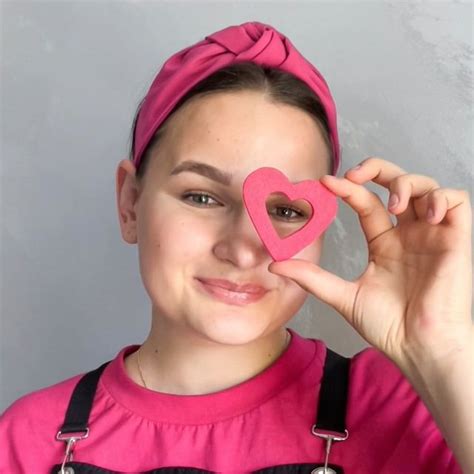 Беременная девушка отец с умирающим ребенком милая старушка мать которая пытается найти