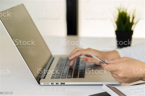 노트북 컴퓨터와 스마트 폰신용 카드를 통해 지불 온라인 쇼핑 개념 Brand Name Smart Phone에 대한 스톡 사진 및 기타 이미지 Brand Name