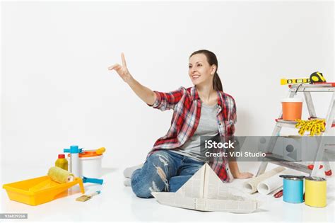 여성 신문 모자 재건축 아파트 가격 악기와 함께 바닥에 앉아 터치 뭔가 처럼 흰색 배경에 고립 된 버튼을 클릭 합니다 배경 화면 액세서리입니다 수리 가정 개념입니다 개선에