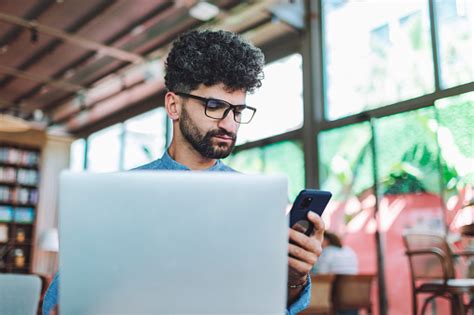 안경을 쓴 수염 난 터키 남자가 노트북으로 작업하고 카페에서 휴대폰으로 통화한다 25 29세에 대한 스톡 사진 및 기타 이미지 25 29세 개성 개념 경영자 Istock