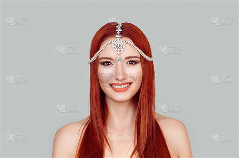 成功特写肖像美丽容光焕发的女人看着你相机孤立的灰色背景墙积极的人类情感生活