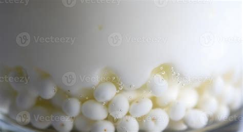 Blanco Esférico Objetos Inmerso En Lechoso Líquido Con Efervescente