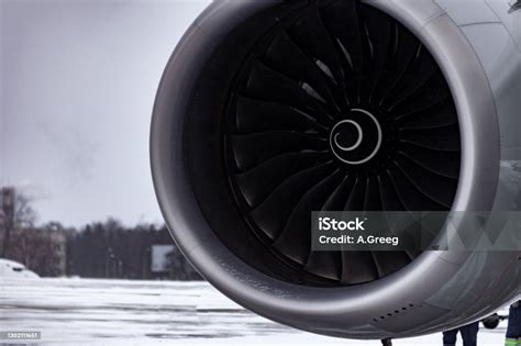 비행기 터빈 엔진 블레이드 겨울에는 눈이 내리는 공항 비행기 프로펠러 항공기 제트 엔진의 터빈 블레이드 닫습니다 항공 기술 항공기 배경 0명에 대한 스톡 사진 및 기타