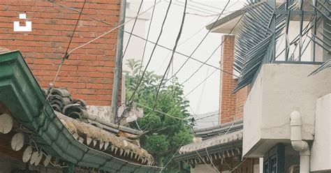 벽돌 건물과 녹색 지붕이있는 좁은 골목 사진 Unsplash의 무료 북촌 한옥마을 이미지