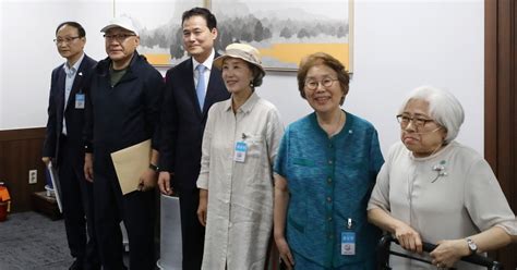 납북 가족 만난 김영호 통일부 장관 “종전선언 추진 않겠다”