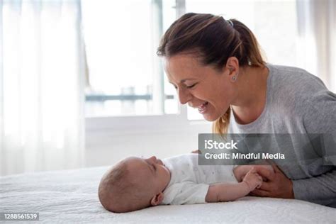 Madre Jugando Con Su Hijo Foto De Stock Y Más Banco De Imágenes De 0 11