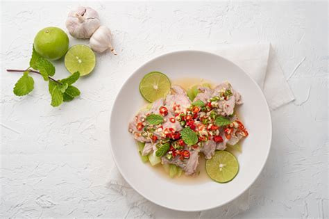 태국의 뜨겁고 매운 음식 레몬 소스에 찐 얇게 썬 돼지 고기 고기에 대한 스톡 사진 및 기타 이미지 고기 고추류 깨끗한 Istock