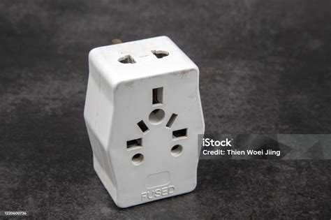 범용 전기 다중 소켓 플러그 어댑터를 닫습니다 전 세계 여러 전기 콘센트에 연결하는 데 사용됩니다 0명에 대한 스톡 사진 및 기타 이미지 Istock