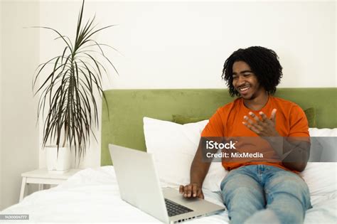 아프리카 계 미국인 젊은 사업가가 자신의 나쁜 것을 즐기고 온라인 회의를 만듭니다 20 24세에 대한 스톡 사진 및 기타 이미지 20 24세 가정 생활 가정의 방