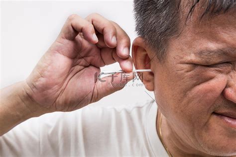 男子清洗耳朵与棉花芽棍子怕痒的表情高清摄影大图 千库网