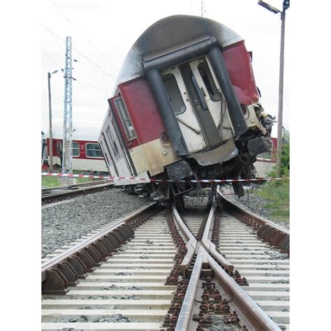 Разтресе ни като бомба разказва пътничка от дерайлиралия влак