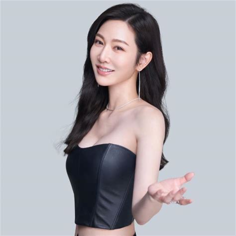 衣服沒穿好白色內衣露出！曾莞婷驚洩酥胸辣爆 網嚇喊：車頭燈好亮 娛樂星聞