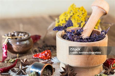 치료와 매운 향신료를 위한 향기로운 말린 치유 허브 테이블 위에 보라색 바 질 타 시 후추 칠리 카 다 몬 등 소박한 스타일로 0명에 대한 스톡 사진 및 기타 이미지