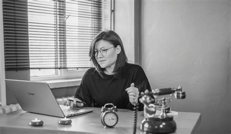 실내 가구 가벼운 간부 격식 있는 경력 기술 높은 각도 대화 미소 짓는 바인더 비즈니스 사람 사무실 사무실 의자 상호 작용 생산성 성인