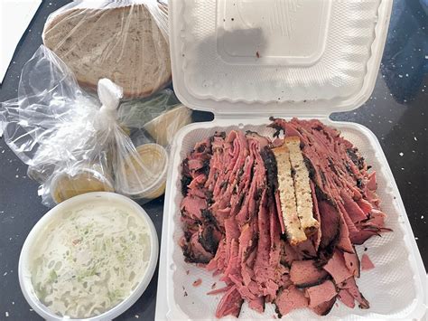 第二次食醃燻牛肉三文治，上次第一次食是在曼哈頓的katz，這次這間位於edison Nj它有3種size可選，我選了large Size
