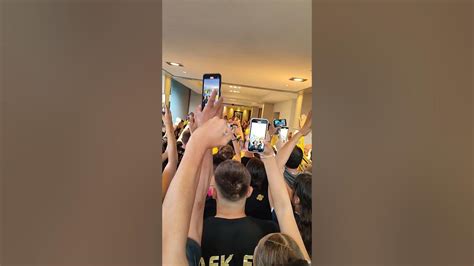 ΥΠΟΔΟΧΗ ΤΗΣ ΑΕΚ ΣΤΟ ΞΕΝΟΔΟΧΕΙΟ Galaxy ΣΤΟ ΗΡΑΚΛΕΙΟ 2023 10 01 18 51 46 Youtube