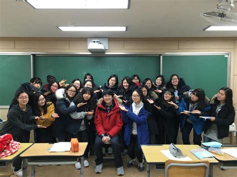 당신의 강릉 해성여고에 다녀왔습니다 강단에 서 본 게 정말 오랜만입니다 고등학생들에게 인문학 강의를 해 본 건 처음인데 도중에 선생님께 행복하시겠어요 이렇게 좋은