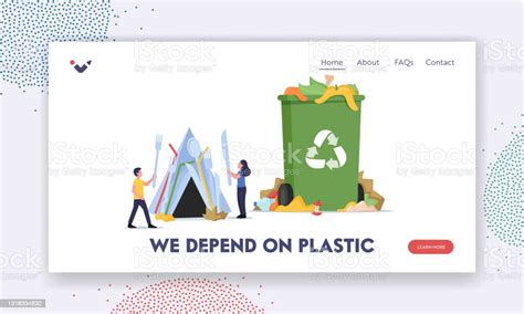 사람들은 가비지 랜딩 페이지 템플릿에 살고 있습니다 거대한 쓰레기통 근처 플라스틱 칼붙이의 집을 만드는 작은 캐릭터 가마 인력 교통에 대한 스톡 벡터 아트 및 기타 이미지