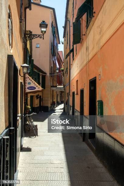 화창한 날 제노아 리구리아 이탈리아에 빈 좁은 골목이있는 라팔로 의 구시 가지의 거리 전망 0명에 대한 스톡 사진 및 기타 이미지 Istock