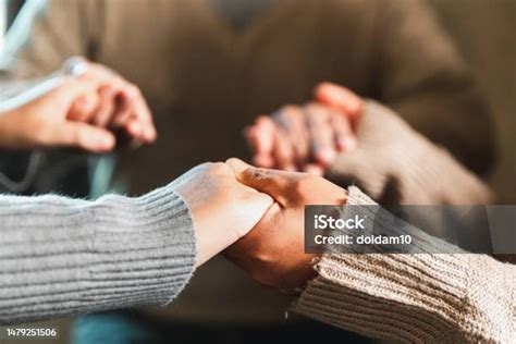 예배를기도하는 아시아 사람들의 작은 그룹은 믿습니다 친구들의 팀은 성경을 공부하기 전에 함께 예배합니다 교회에서 함께 기도하는