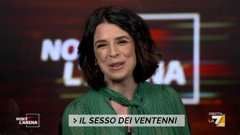 Bacoli Coppia Fa Sesso Per Strada Tra Le Auto Che Passano La