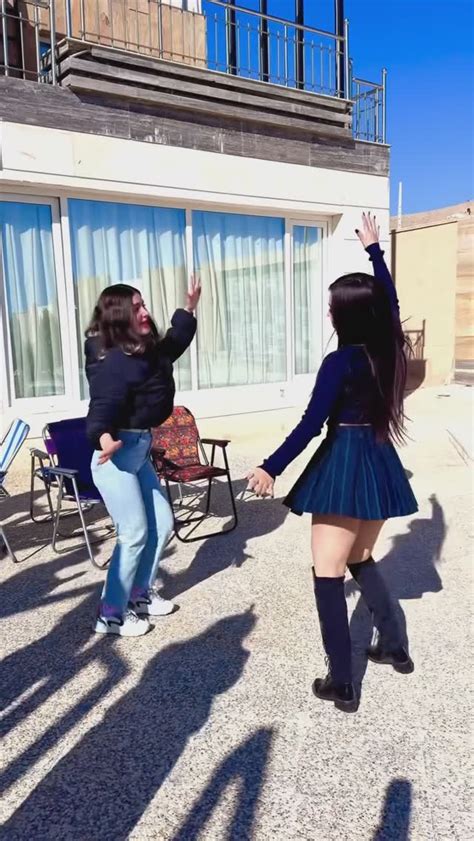 🎀 رقص 🎀 ‎ ‎🍃 پیش می آید گاهی در زندگی ات به هر دری که میزنی بسته است به هر دیواری ، که چنگ می