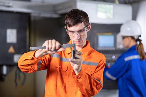 백인 백인 남성과 여성 엔지니어는 공장에서 측정 장치를 들고 Cnc 기계 앞에 서 2명에 대한 스톡 사진 및 기타 이미지 2명 가리키기 개발 Istock