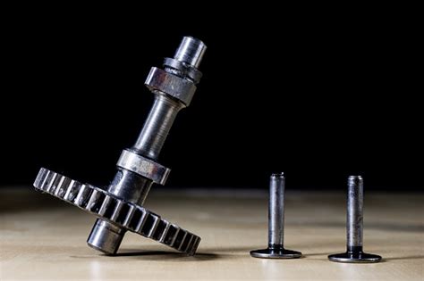 크랭크축 피스톤 및 내부 연소 엔진의 다른 부분 벤치에 단일 피스톤 4스트로크 엔진을 분해 검은 배경 0명에 대한 스톡 사진 및 기타 이미지 Istock