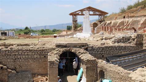 Археолози откриха втора статуя в Хераклея Синтика Nova