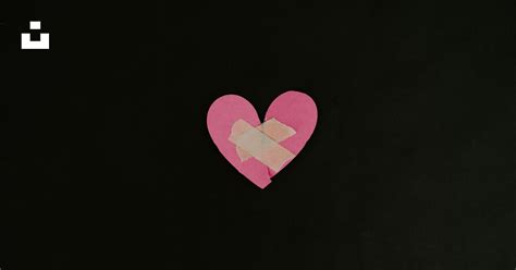 종이에서 잘라낸 분홍색 하트 사진 Unsplash의 무료 전 이미지