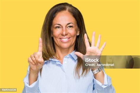 아름 다운 중 년 비즈니스 성인 여자 격리 된 배경에 보여주는 고 손가락으로 가리키는 자신감과 행복 미소 하는 동안 6 번호 가리키기에 대한 스톡 사진 및 기타 이미지