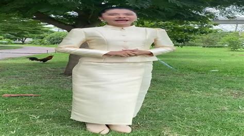 ชุดไทยจิตรลดา สีเหลืองงาช้าง ไหมจีน Shopee Thailand