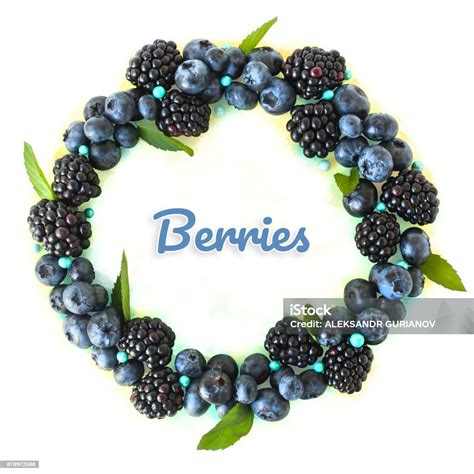 화 환입니다 신선한 검은 딸기 블루베리와 민트 잎 흰색 배경에 고립의 둥근 원형 프레임 0명에 대한 스톡 사진 및 기타 이미지 Istock