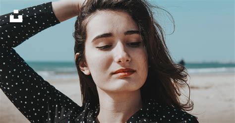 흑백 물방울 무늬 셔츠를 입은 여자 사진 Unsplash의 무료 아나파 이미지