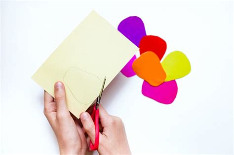 색깔종이로 집에서 꽃을 만드는 방법 손은 종이에서 화려한 꽃을 합니다 3단계 꽃잎을 잘라 가위로 어린이 Diy 예술 프로젝트