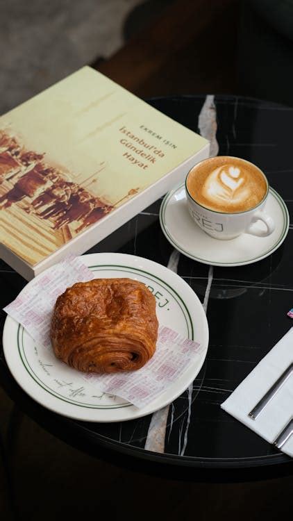 거품 예술 검은 색 테이블 고요한 깨지다 독서하는 따뜻한 분위기 라떼 아트 라이프스타일 레저 멋을 아는 문학 베이커리 브런치 상쾌한 술을 마시다