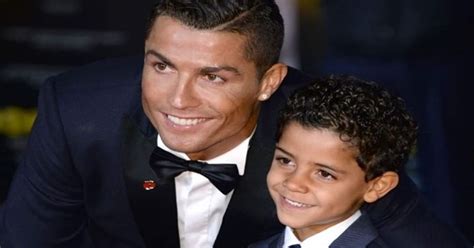 ابن رونالدو يدخل عالم السوشل ميديا سياسي