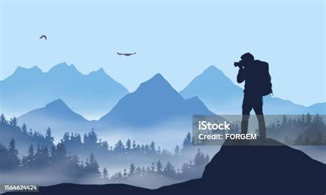 안개가 자욱한 안개 속에서 나무 꼭대기와 산이 있는 숲을 촬영하는 사진작가의 사실적인 실루엣 구름이 있는 푸른 하늘 벡터 산에