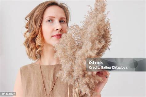 말린 꽃 에코 자연의 아름다움 개념 리넨 드레스에 아름 다운 젊은 여자의 초상화를 닫습니다 갈색에 대한 스톡 사진 및 기타 이미지 Istock