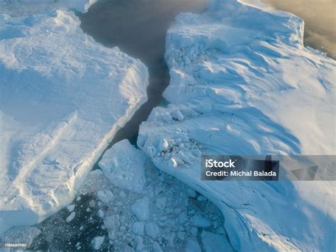 빙산 무인 항공기 항공 이미지 상단보기 기후 변화와 지구 온난화 그린란드 일룰리사트에 있는 빙하에서 녹는 빙산 유네스코 세계